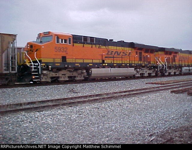 BNSF 5932